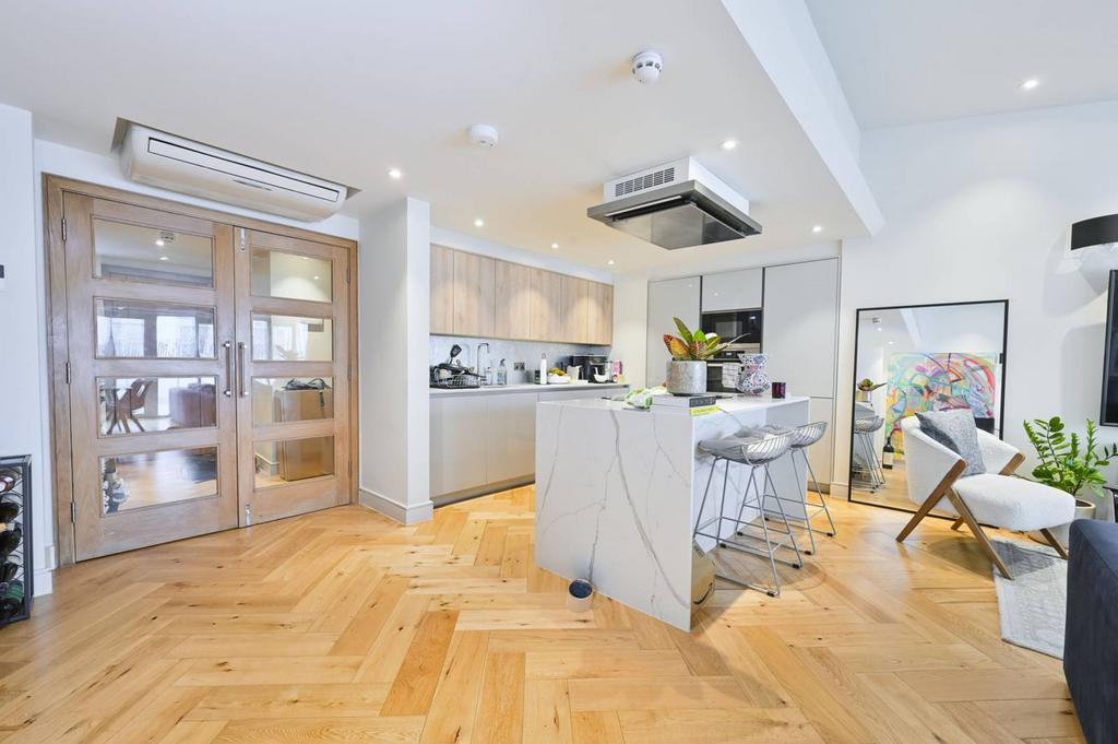 Mansfield Mews, Marylebone, London, W1G 2 bed flat - £5,500 pcm (£1,269 pw)