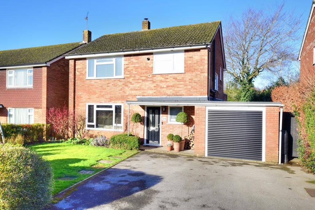 Stafford Road, Petersfield GU32 3 bed detached house - £740,000