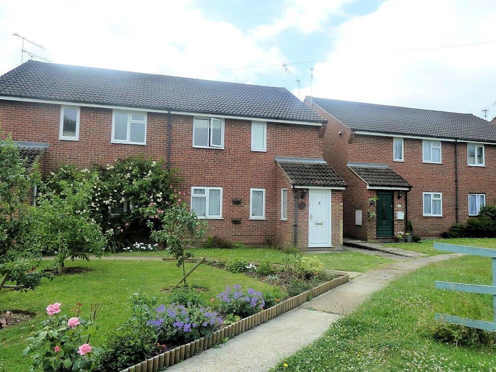 Weald Hall Lane, Thornwood. 2 bed maisonette - £1,300 pcm (£300 pw)