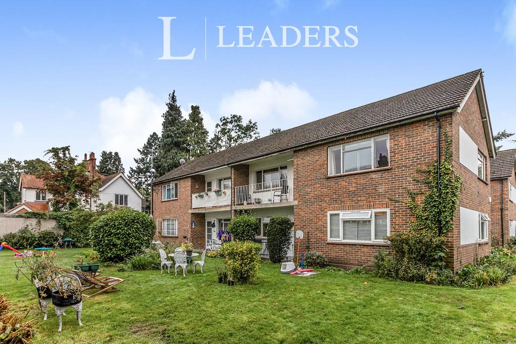 Heath Road, Weybridge, Surrey, KT13 2 bed flat - £1,600 pcm (£369 pw)
