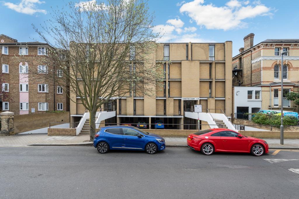 Carlton Drive, London SW15 1 bed apartment - £1,550 pcm (£358 pw)