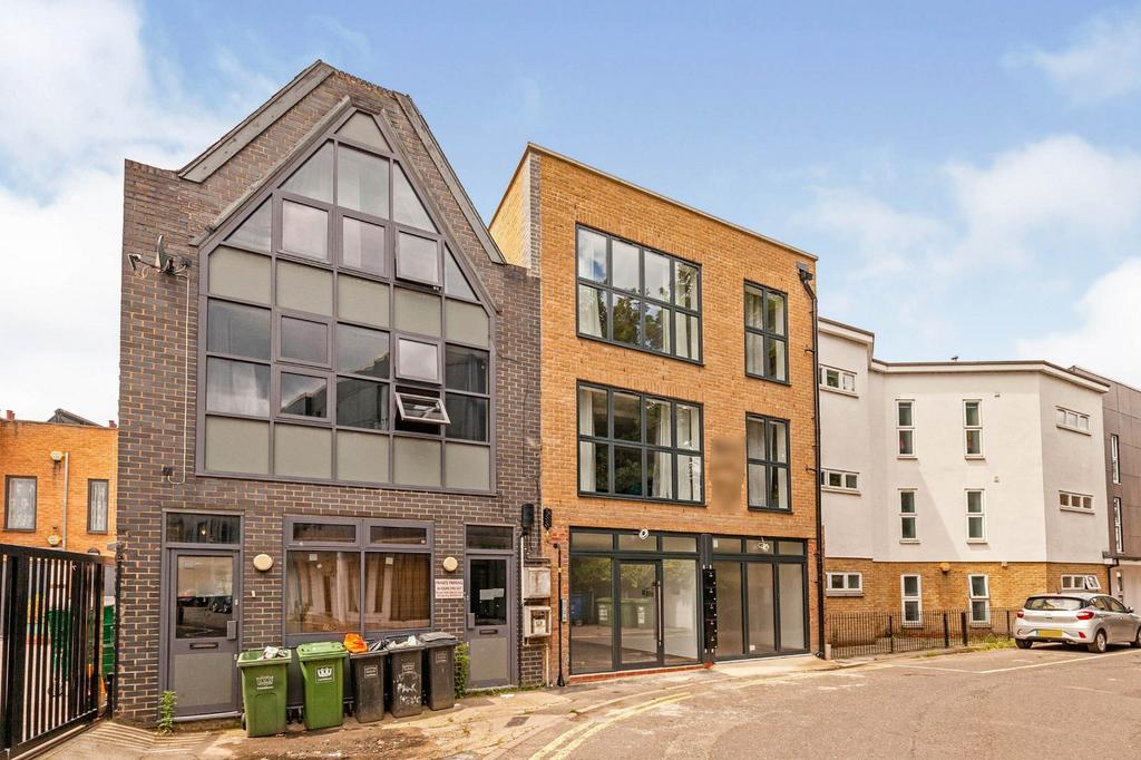 Hatcham Park Mews, London SE14 3 bed flat - £2,600 pcm (£600 pw)