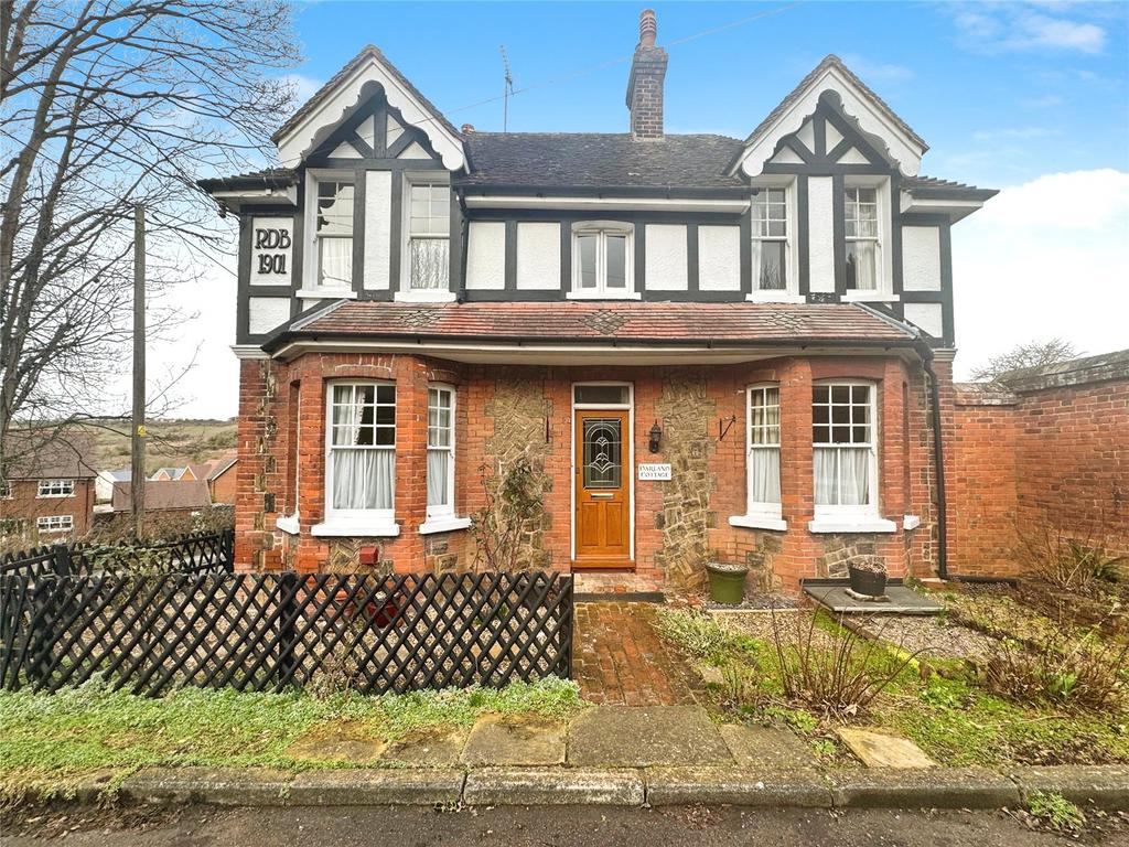 Pear Tree Lane, Kent ME7 2 bed detached house for sale - £475,000