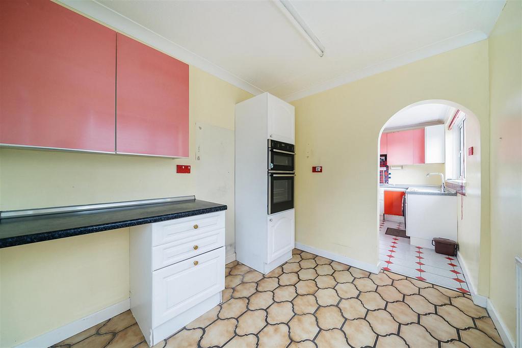 Heol Las, Cross Hands, Llanelli 3 bed detached bungalow for sale - £250,000
