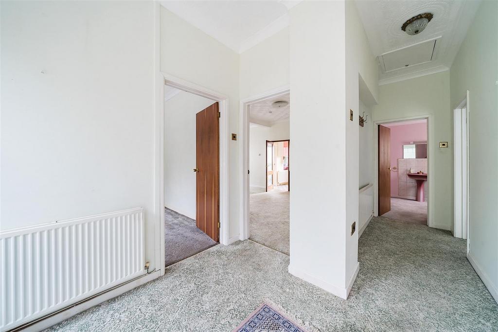 Heol Las, Cross Hands, Llanelli 3 bed detached bungalow for sale - £250,000