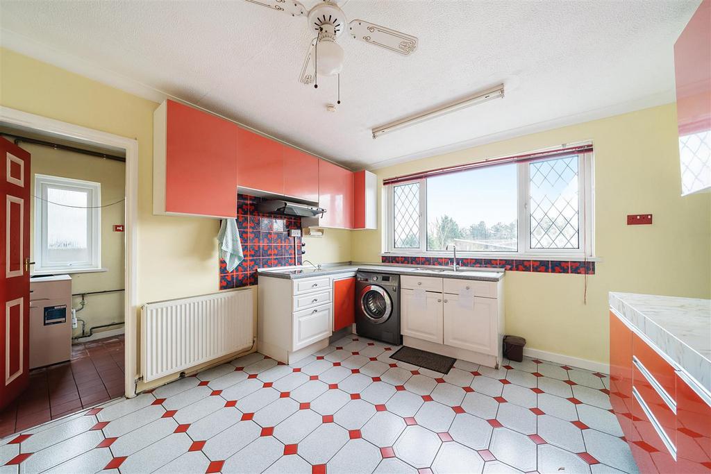Heol Las, Cross Hands, Llanelli 3 bed detached bungalow for sale - £250,000