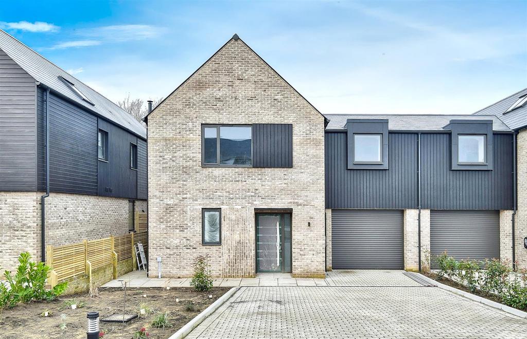 Sandpiper Close, Appledore 4 bed semi-detached house - £975,000
