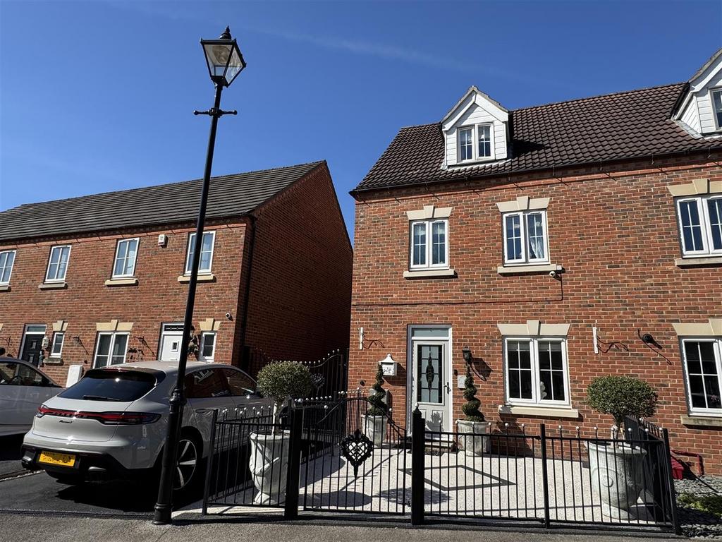 Kensington Way, Worksop S81 4 bed semi-detached house - £270,000