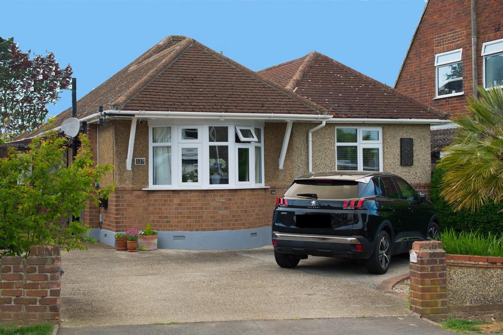 Baddow Hall Crescent, Chelmsford, CM2 3 bed detached bungalow - £600,000