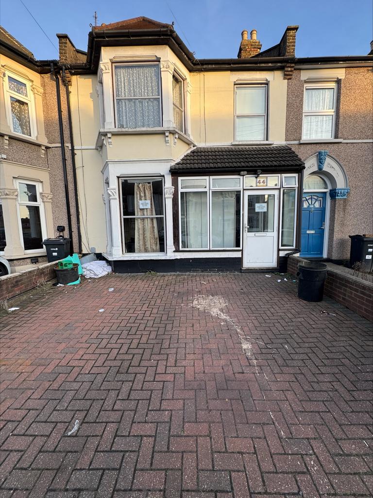 St Albans Road, Seven Kings, IG3 3 bed house to rent - £2,500 pcm (£577 pw)