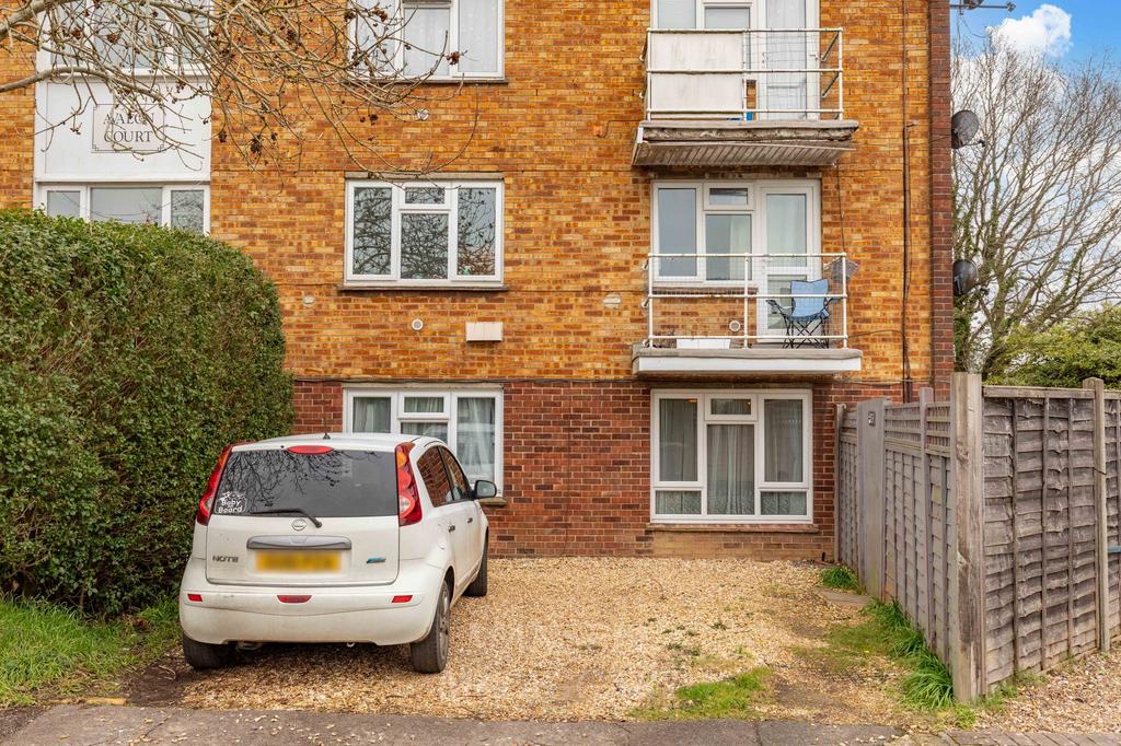 Avalon Court, Horley RH6 3 bed flat for sale - £260,000