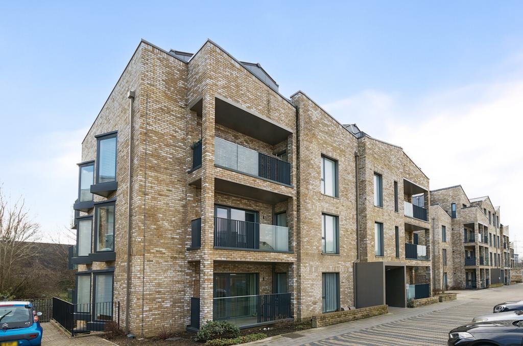 Disraeli House, 3 Breakspear Gardens... 2 bed flat - £130,500