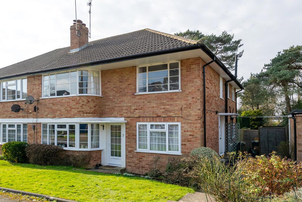 Yorke Gardens, Reigate, RH2 2 bed apartment - £400,000