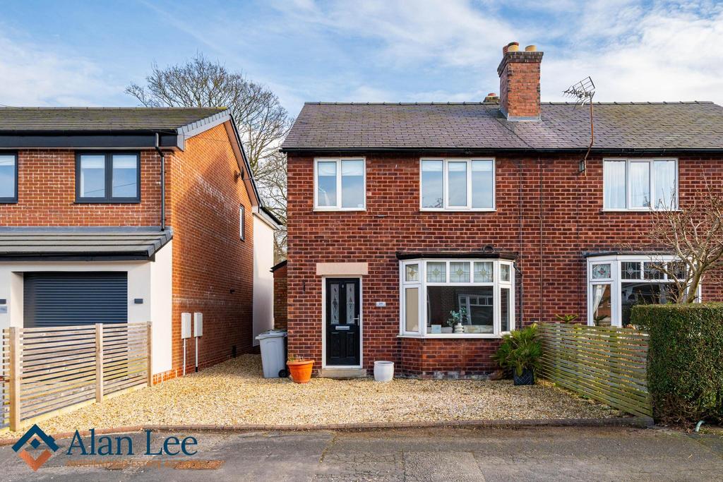 Delamere Drive, Macclesfield, SK10 2PW 3 bed semi-detached house - £350,000