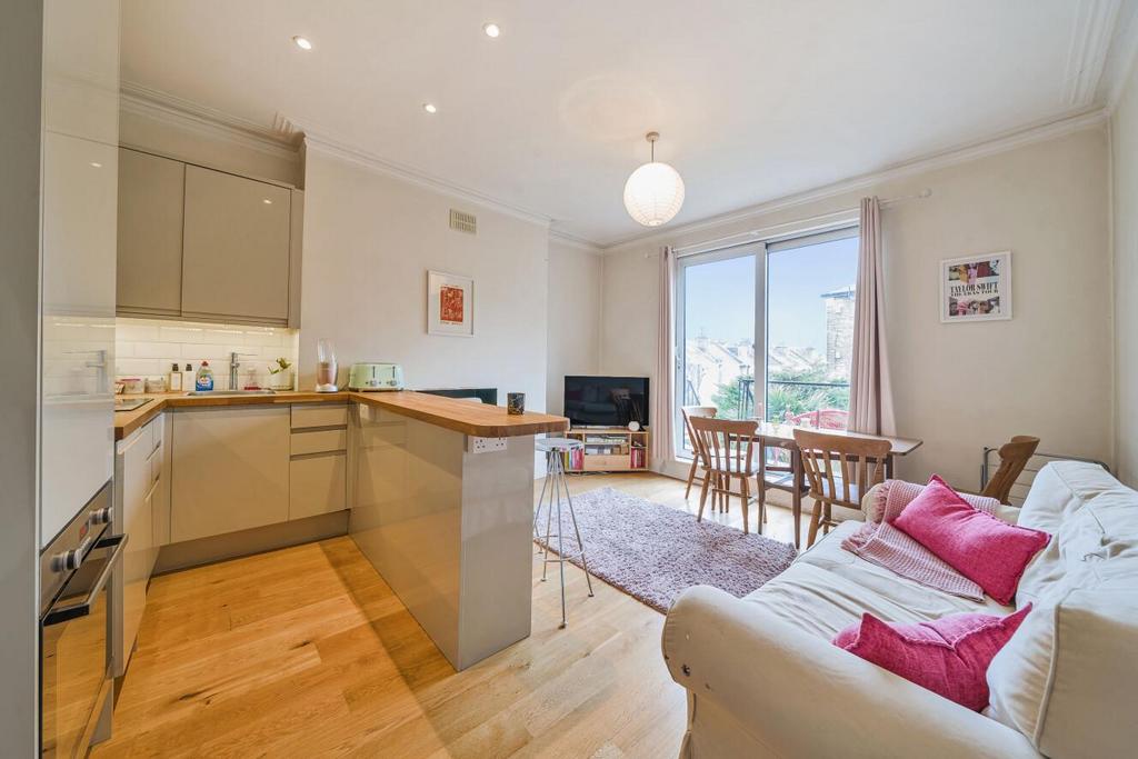 Battersea Rise, Battersea 2 bed flat for sale - £500,000