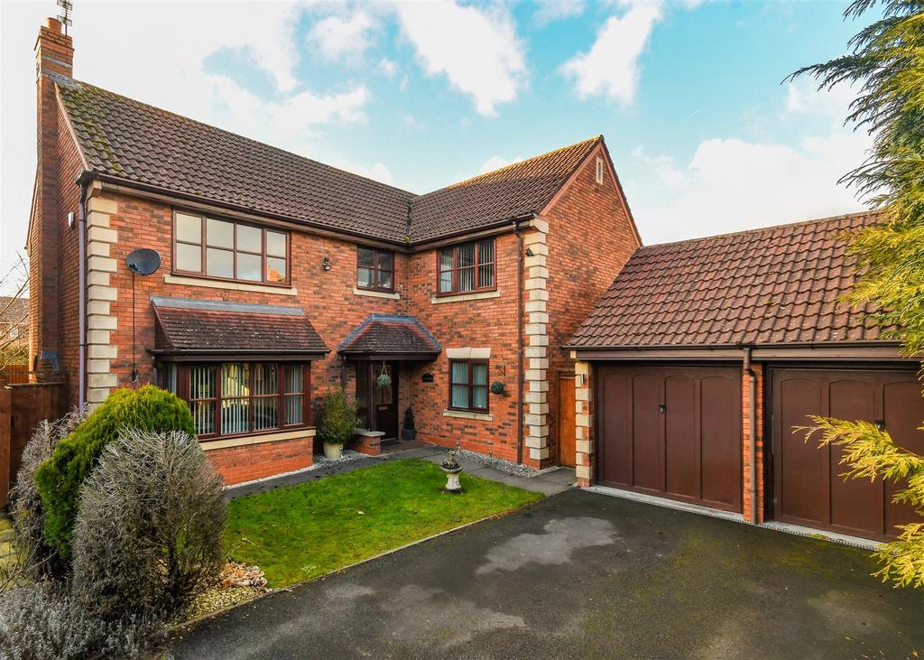 25 Old Farm Drive, Codsall... 5 bed detached house for sale - £615,000