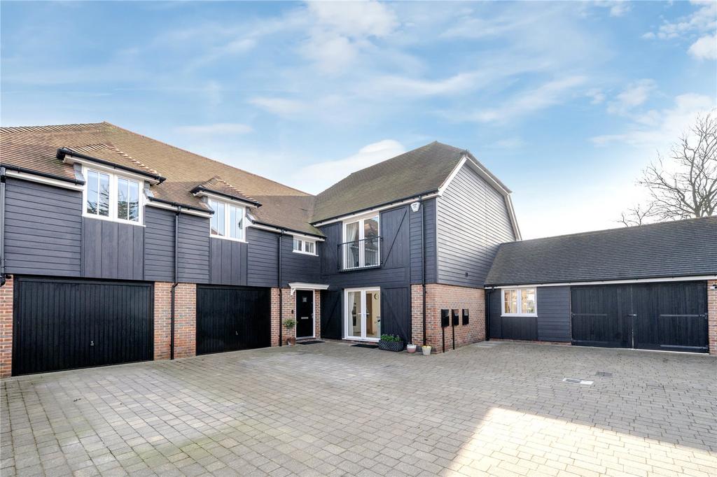 Newman Way, Billingshurst, West... 5 bed link detached house - £745,000