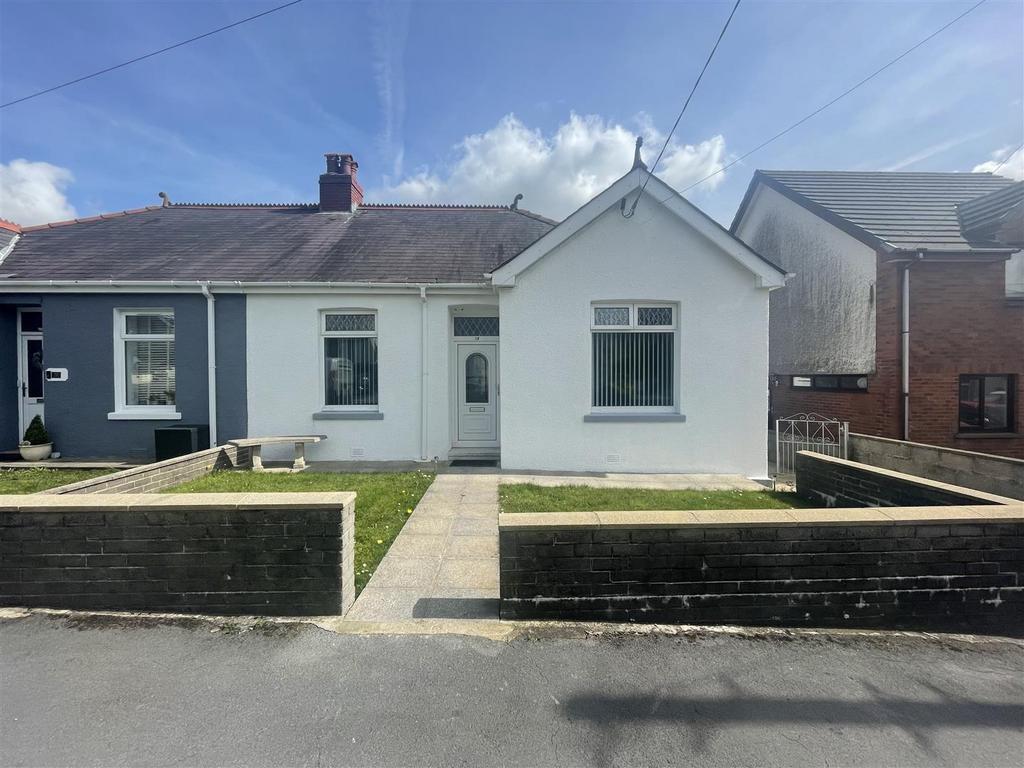 Singleton Road, Llanelli SA14 3 bed semi-detached bungalow - £950 pcm (£219 pw)