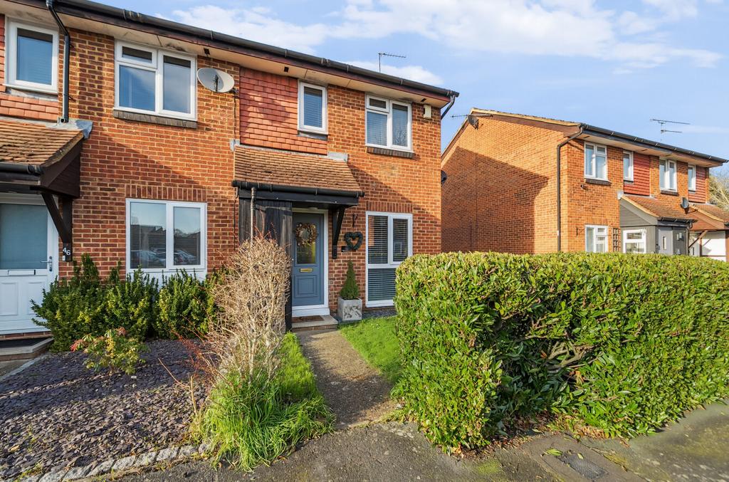 Tregarth Place, Woking, Surrey, GU21 2 bed end of terrace house - £375,000