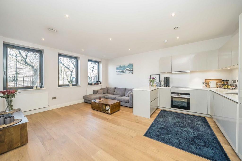 London Road, Isleworth TW7 1 bed flat - £340,000