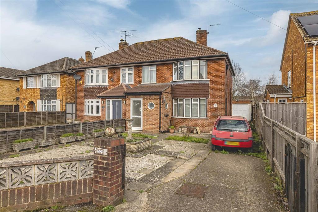 Dedworth Road, Windsor 3 bed semi-detached house - £525,000