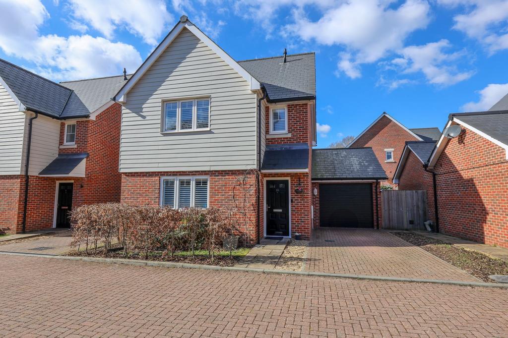 Partridge Close, Burgess Hill, RH15 3 bed detached house - £550,000