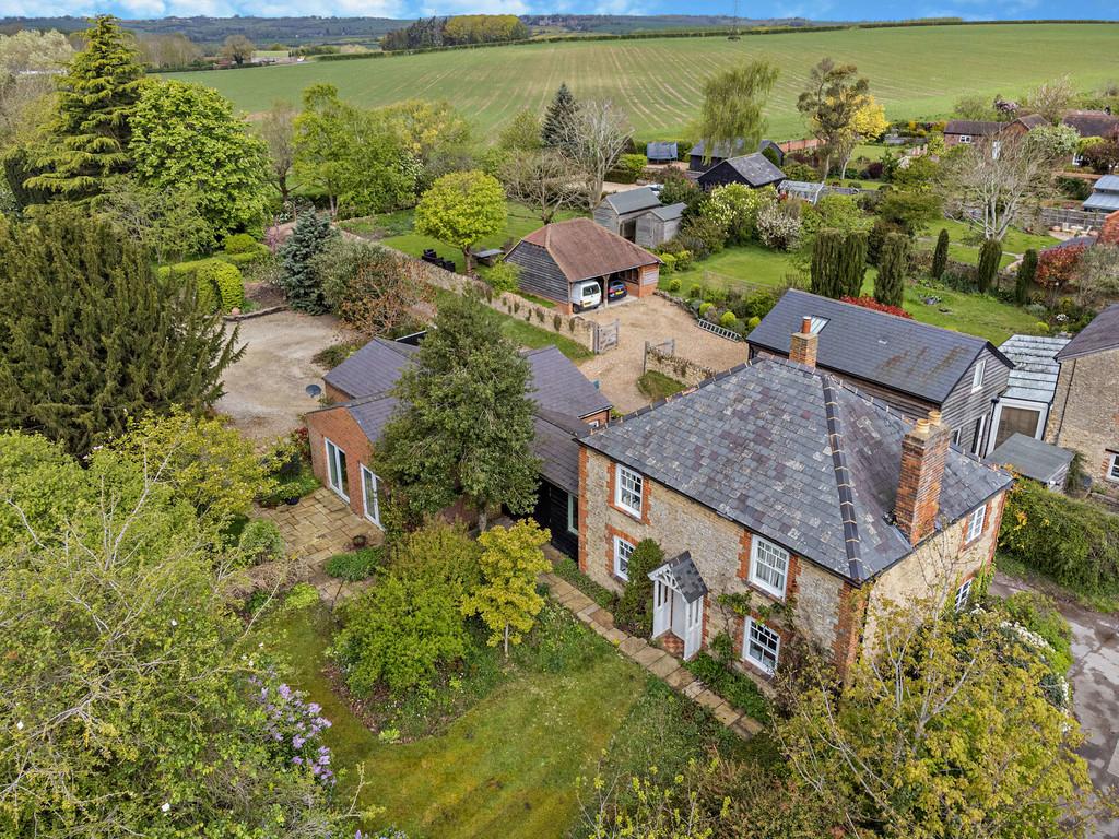High Street, Oxford OX44 4 bed detached house - £3,000 pcm (£692 pw)
