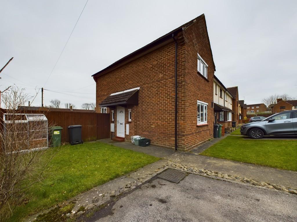 Field Grove, Catterick Garrison 2 bed end of terrace house - £135,000