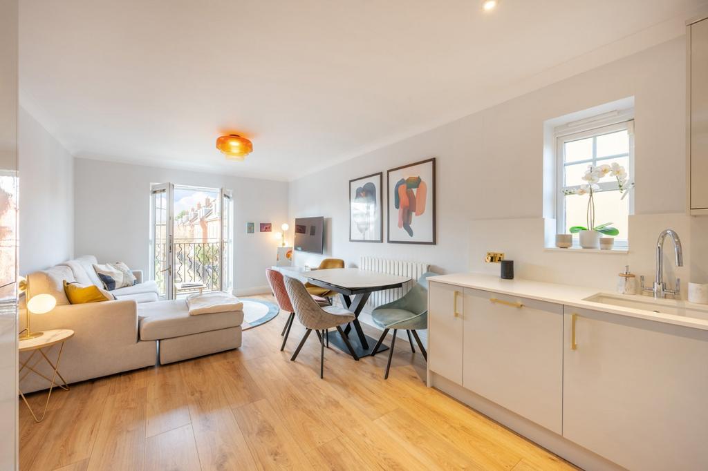 Seaton Square, Mill Hill, NW7 2 bed apartment - £450,000