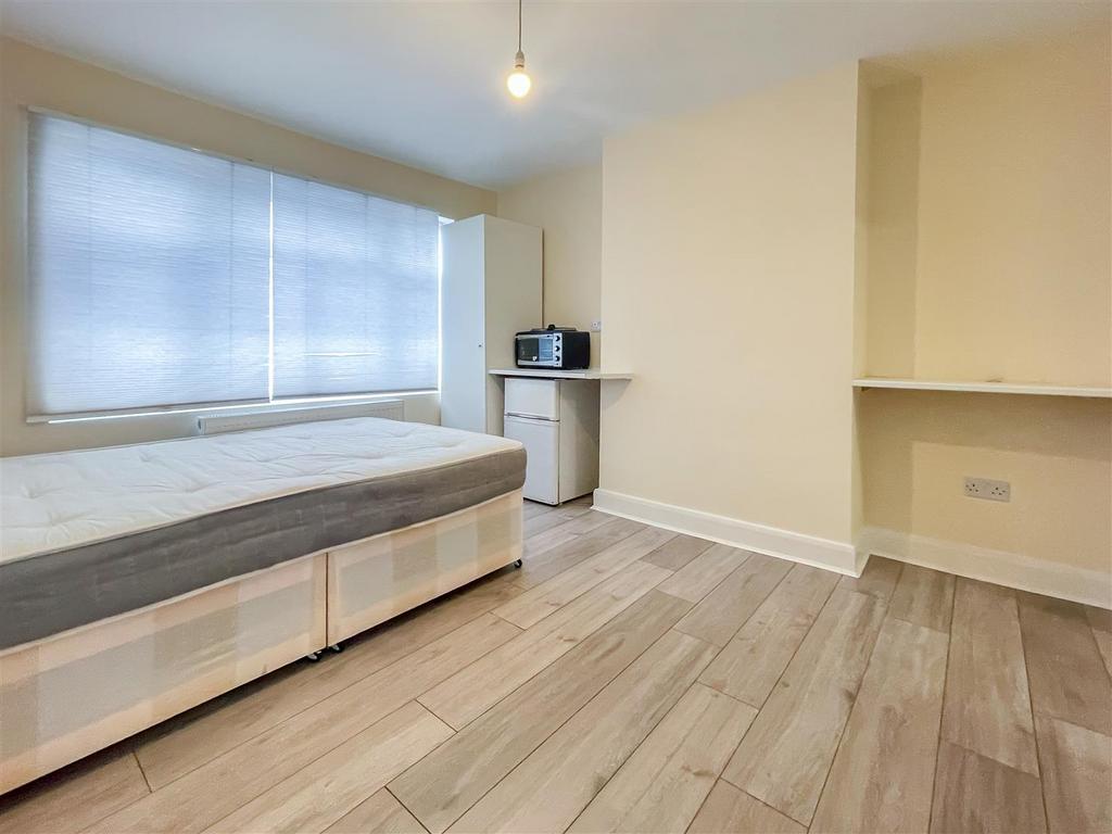 Heather Road, Neasden, London 1 bed in a house share - £900 pcm (£208 pw)