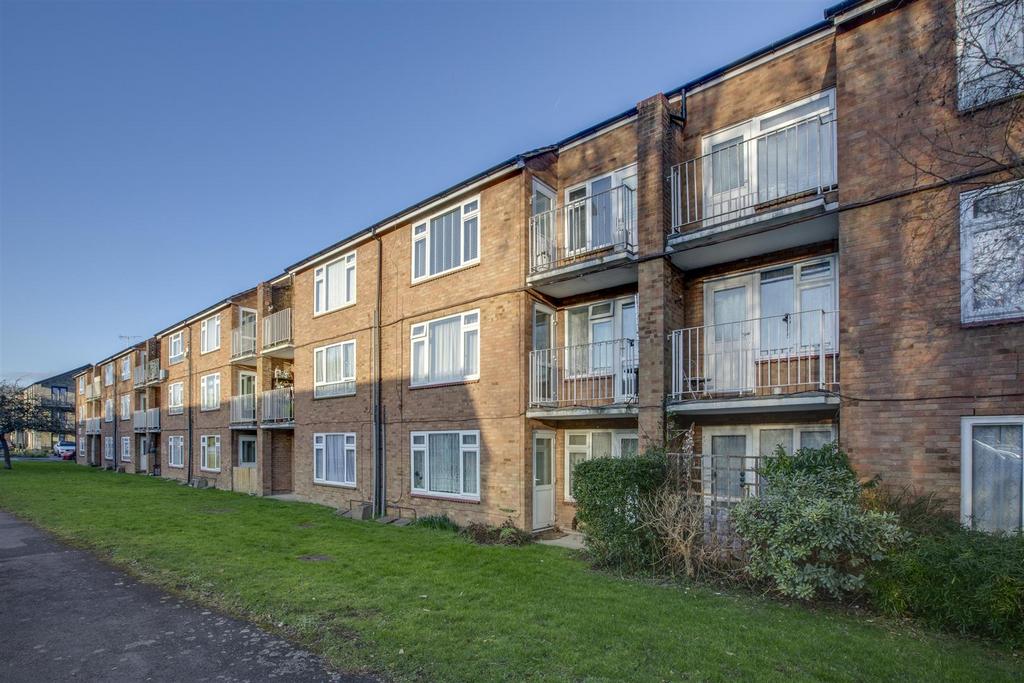 Queensmead Road, Loudwater HP10 2 bed apartment - £230,000