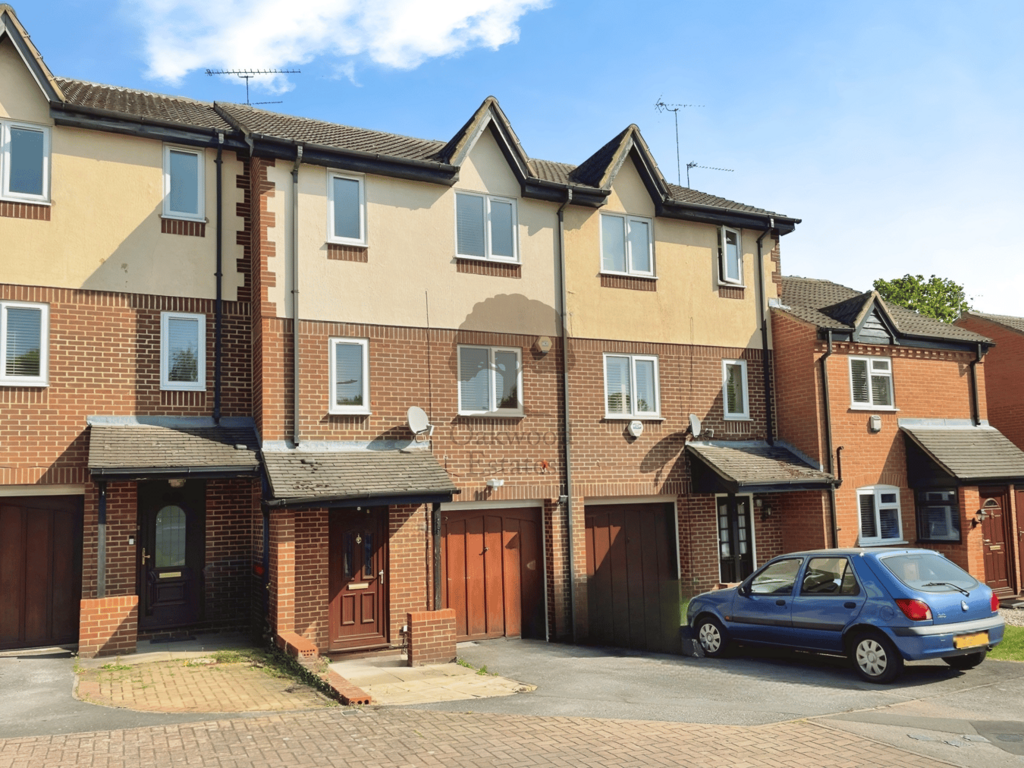 Littlebrook Avenue, Burnham SL2 3 bed terraced house - £1,800 pcm (£415 pw)