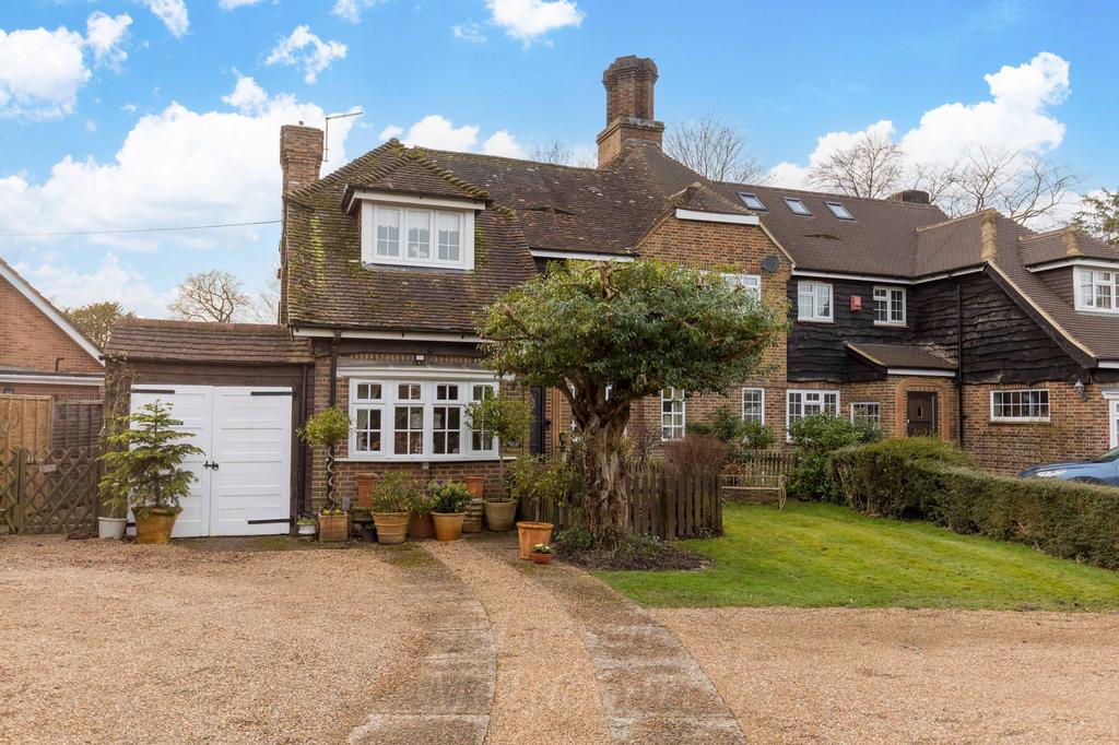 Rusper Road, Crawley RH11 5 bed semi-detached house - £650,000