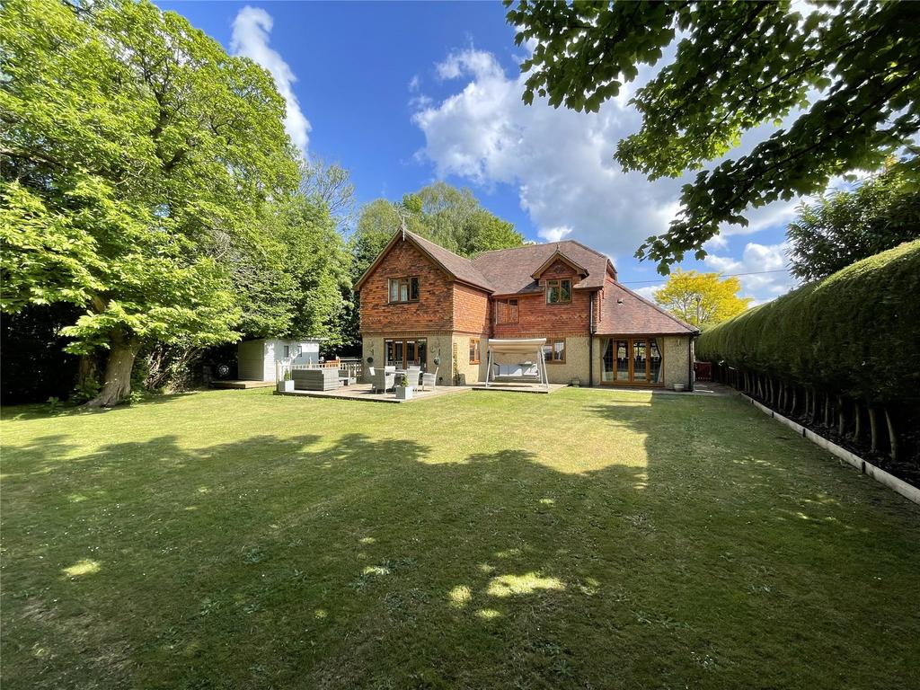 Tunbridge Crescent, Hampshire GU30 4 bed detached house - £895,000