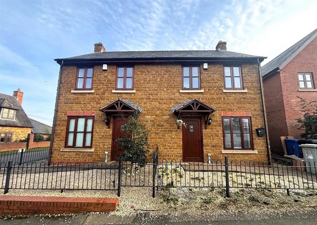 Station Road, Rushton NN14 3 bed house - £1,050 pcm (£242 pw)