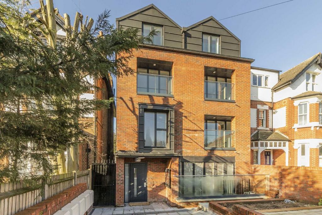 Conyers Road, London SW16 2 bed flat - £500,000