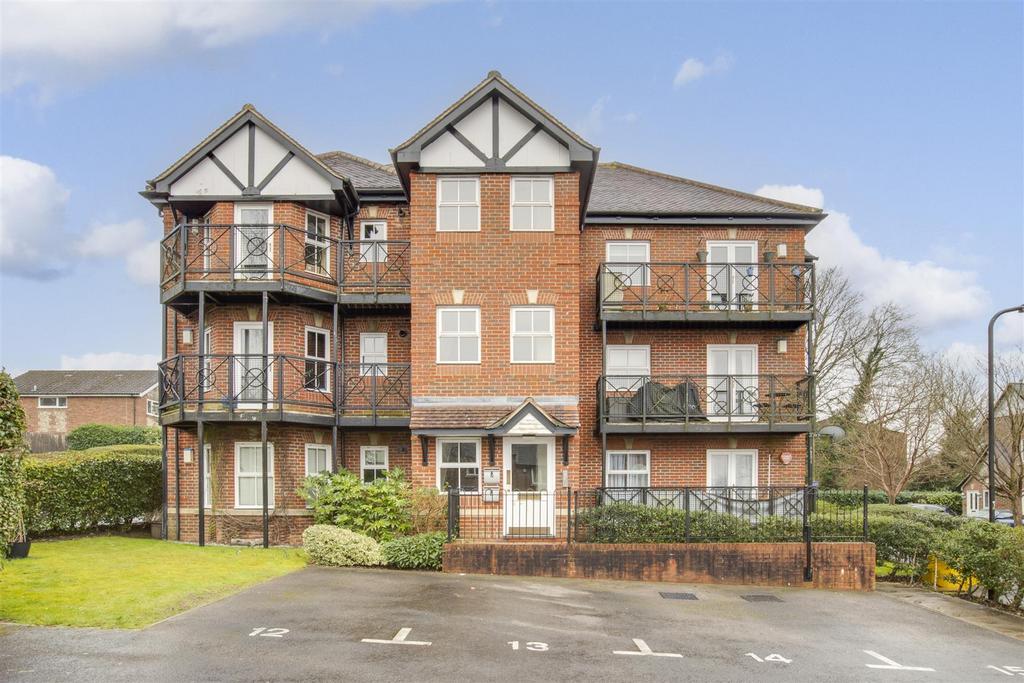 Shrubbery Close, High Wycombe HP13 2 bed apartment for sale - £220,000