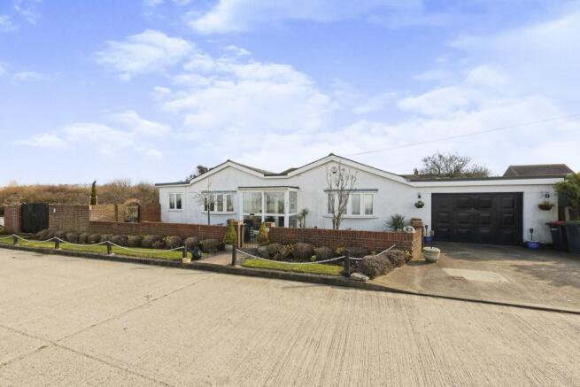 Reculver Drive, Herne Bay 3 bed detached bungalow - £1,750 pcm (£404 pw)