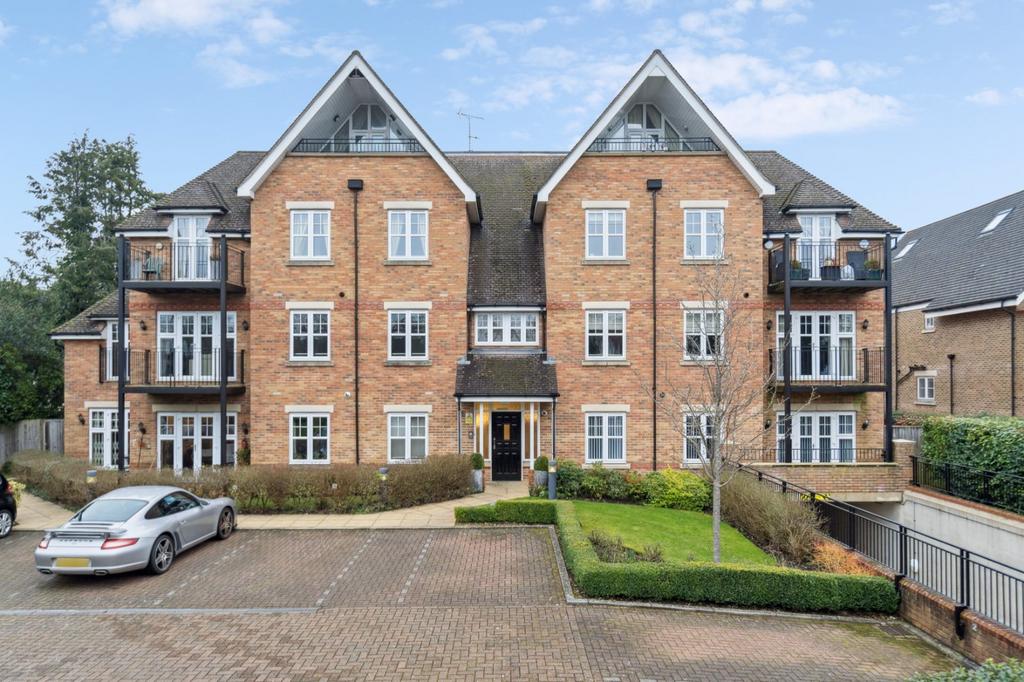 Packhorse Road, Gerrards Cross... 2 bed penthouse - £750,000