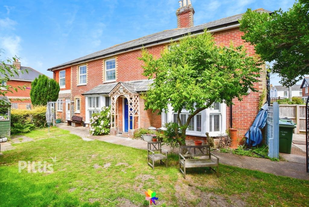 High Street Freshwater PO40 5 bed semi-detached house - £1,500 pcm (£ ...