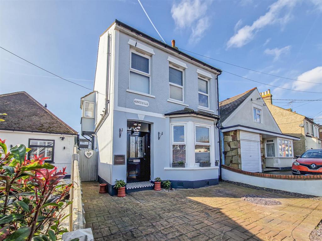 Church Road, Benfleet SS7 4 bed house - £500,000