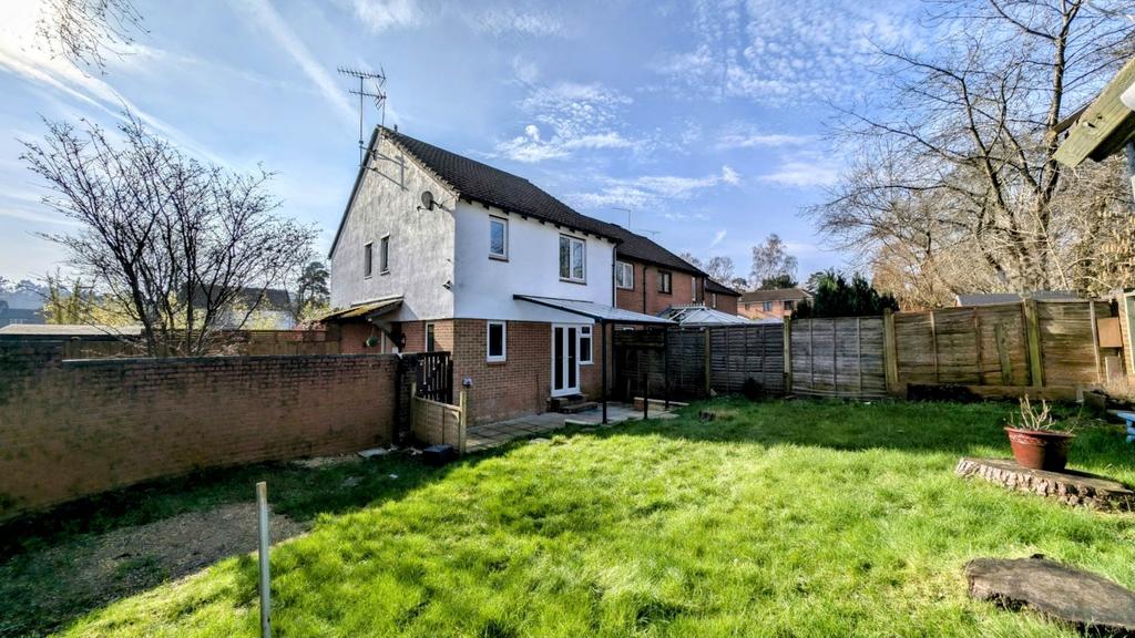 Grafton Close, Bordon GU35 2 bed end of terrace house - £255,000