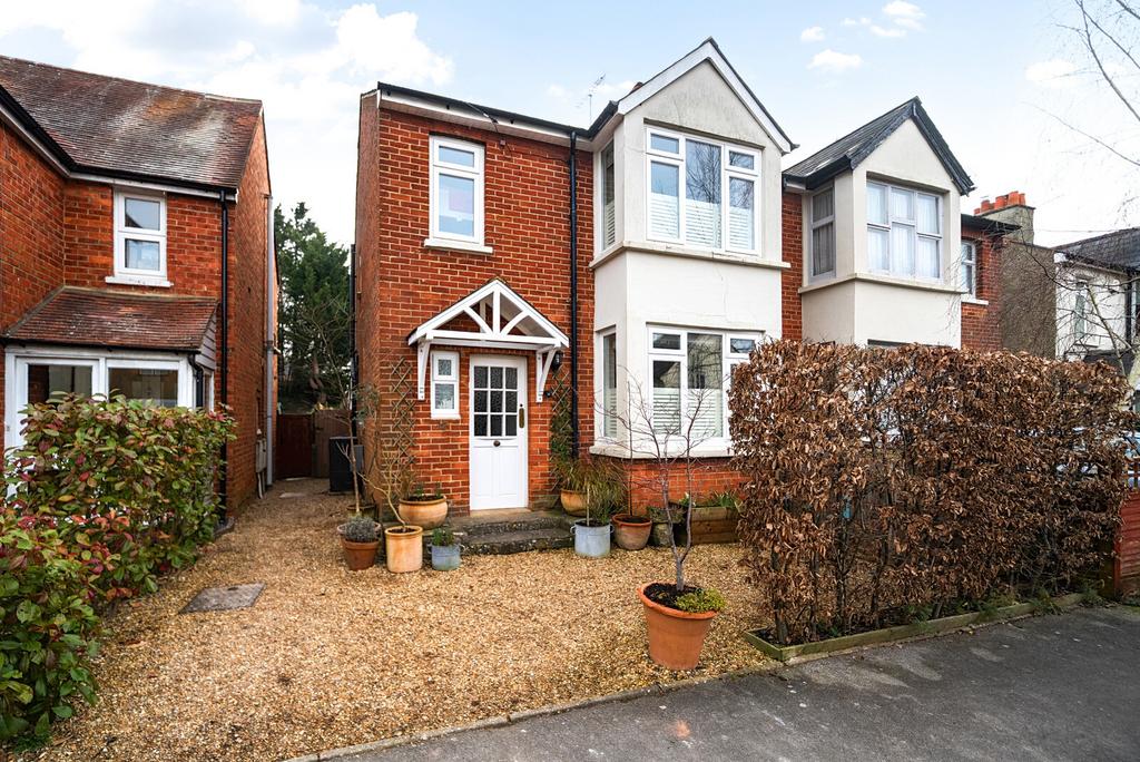 Edward Road, Farnham, GU9 3 bed semi-detached house for sale - £650,000
