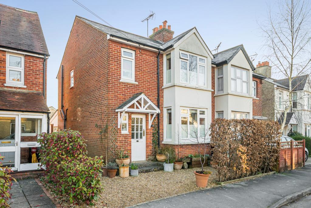Edward Road, Farnham, GU9 3 bed semi-detached house - £630,000