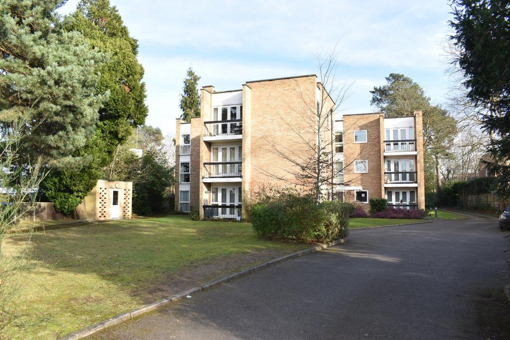 Bridgewater Road, WEYBRIDGE, KT13 2 bed flat - £1,600 pcm (£369 pw)