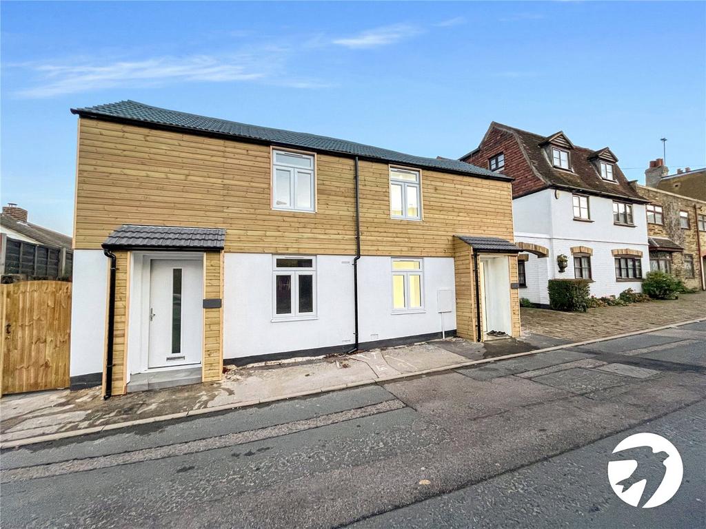 Cooling Road, Rochester, Kent, ME2 2 bed semi-detached house - £260,000