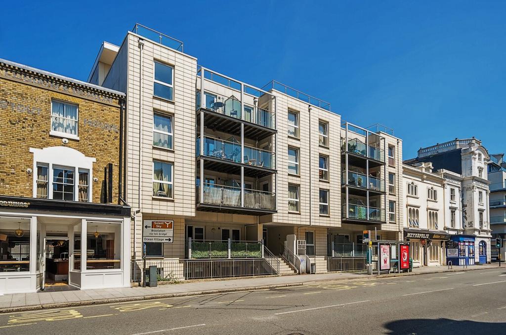 Canute Road, Southampton SO14 2 bed flat - £1,100 pcm (£254 pw)