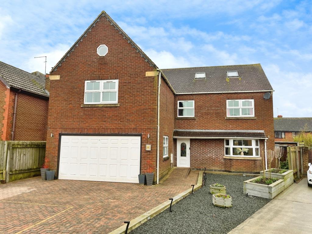 Rise Close, Long Riston, Hull, HU11 5JE 5 bed detached house - £390,000
