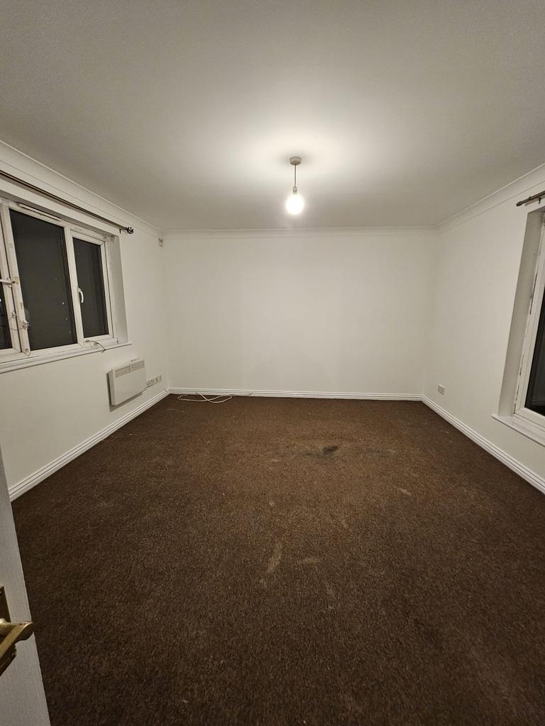 Anchor Close, Barking IG11 2 bed flat - £1,800 pcm (£415 pw)