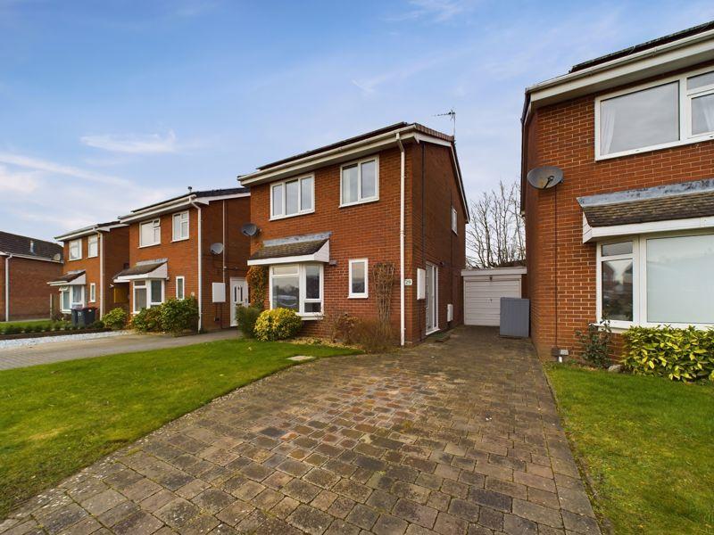 Hawkstone Avenue, Newport TF10 3 bed link detached house - £279,500